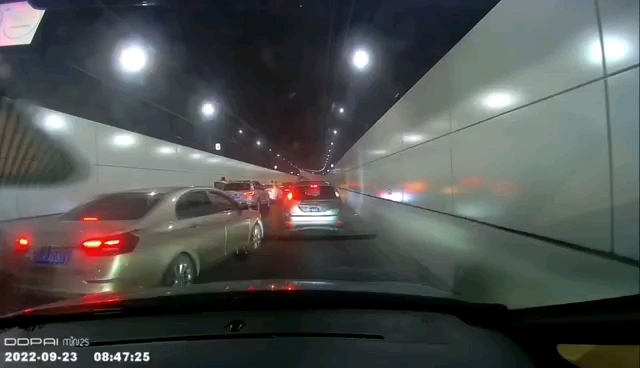今天在浙江衢州荷一路隧道里的追尾事故