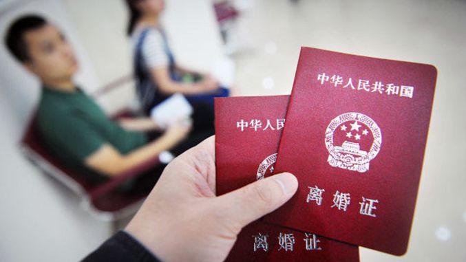 2018婚姻法:夫妻一方有以下情况的,法院会判离婚并要求补偿对方