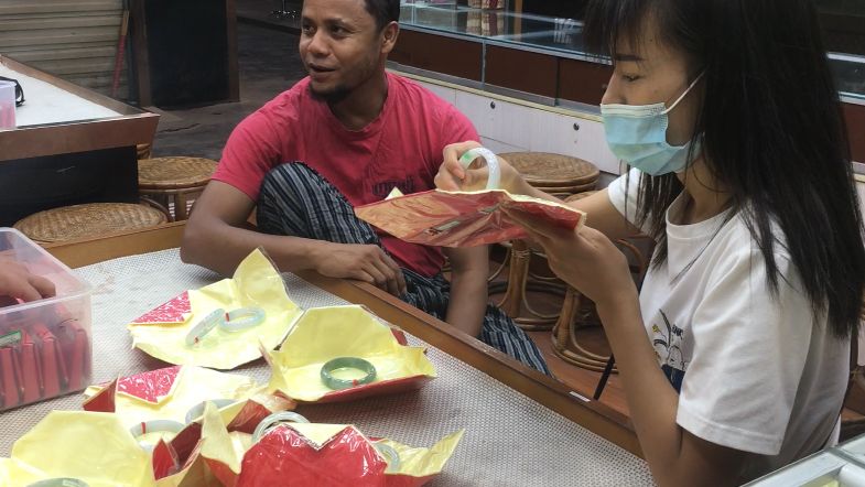 缅甸朋友的新货翡翠手镯到了,邀请我去他店里看看!