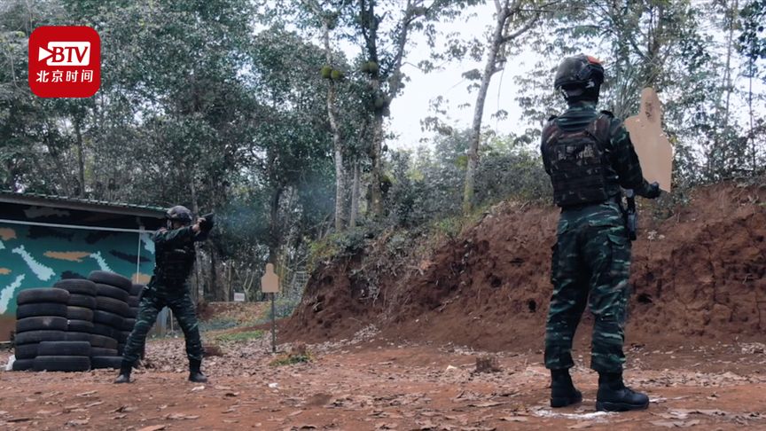 战友手捧靶标,你敢开枪吗? 武警信任射击训练竟如此惊险