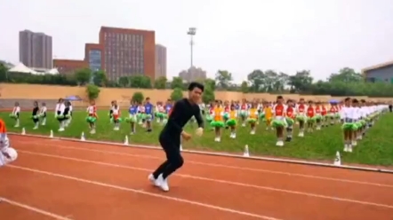 小学运动会,体育老师的个人表演太精彩