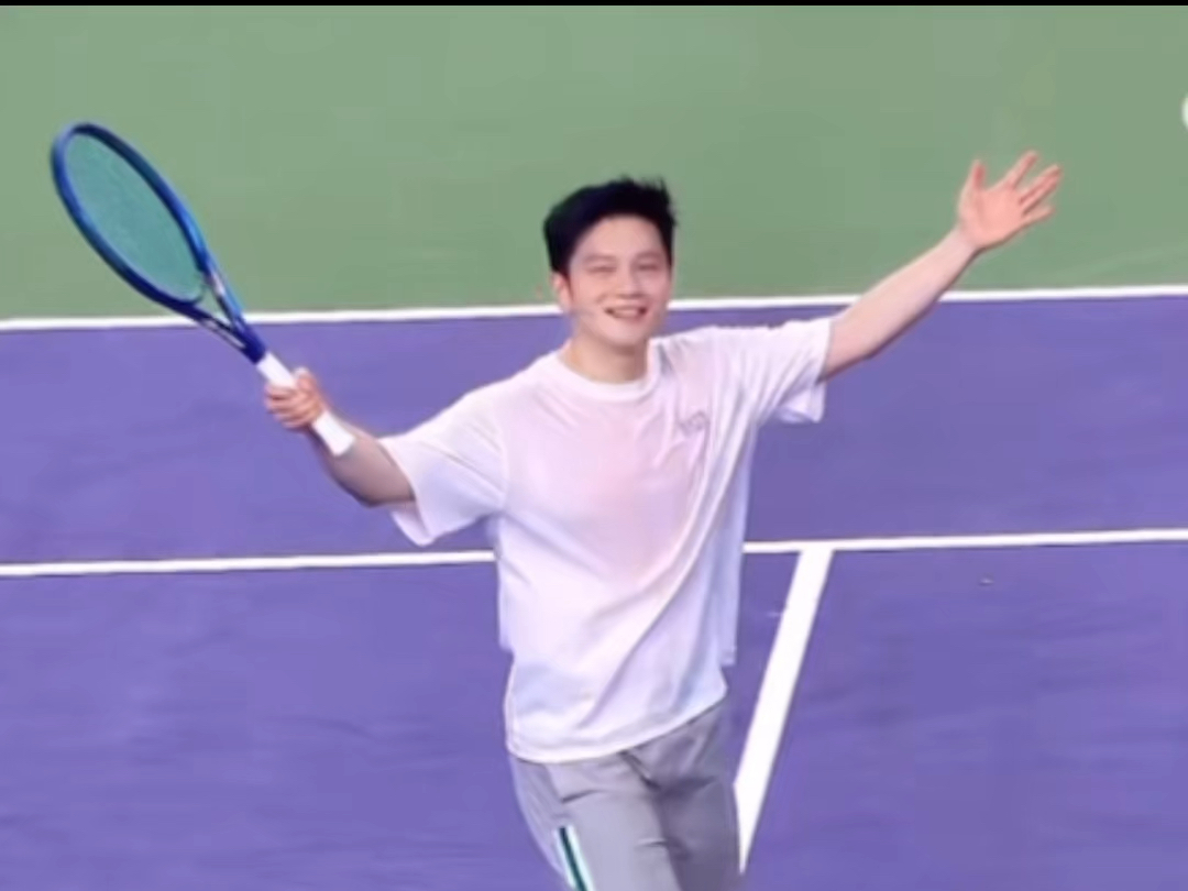 多角度回放樊振东ACE球!高举双臂一脸骄傲 让费德勒都难以招架