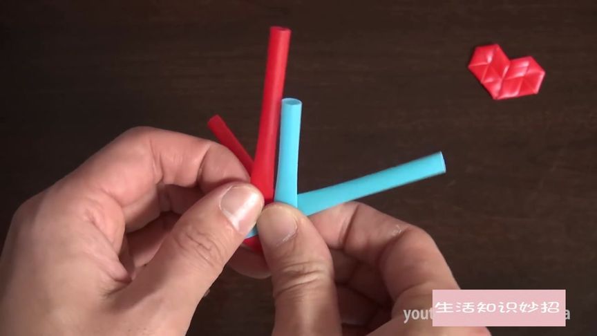 网红的吸管爱心编织详细教程，手把手教你折爱心吸管，赶紧学习！