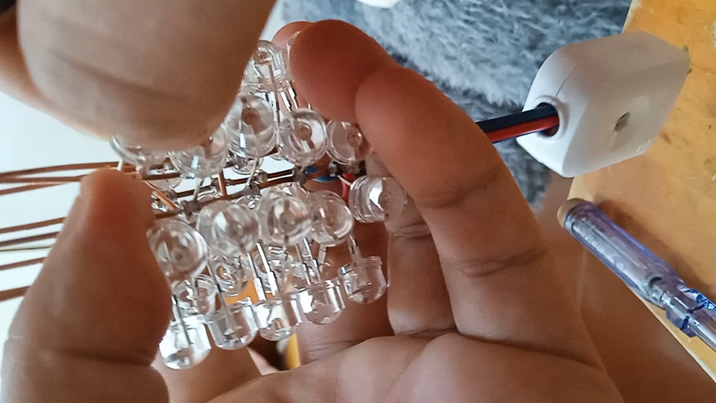 喵喵自制的LED灯。只需要一把剪钳就能把LED卡在铜丝轨道上再焊接...