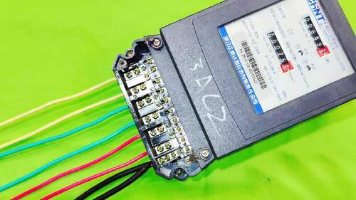 三相电表一共有8个接线孔?怎么同时接入3根火线?电工不学可惜了