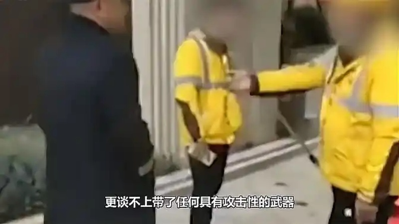 外卖小哥不做防疫登记,被小区保安钢叉锁喉,外卖员:人家是人!