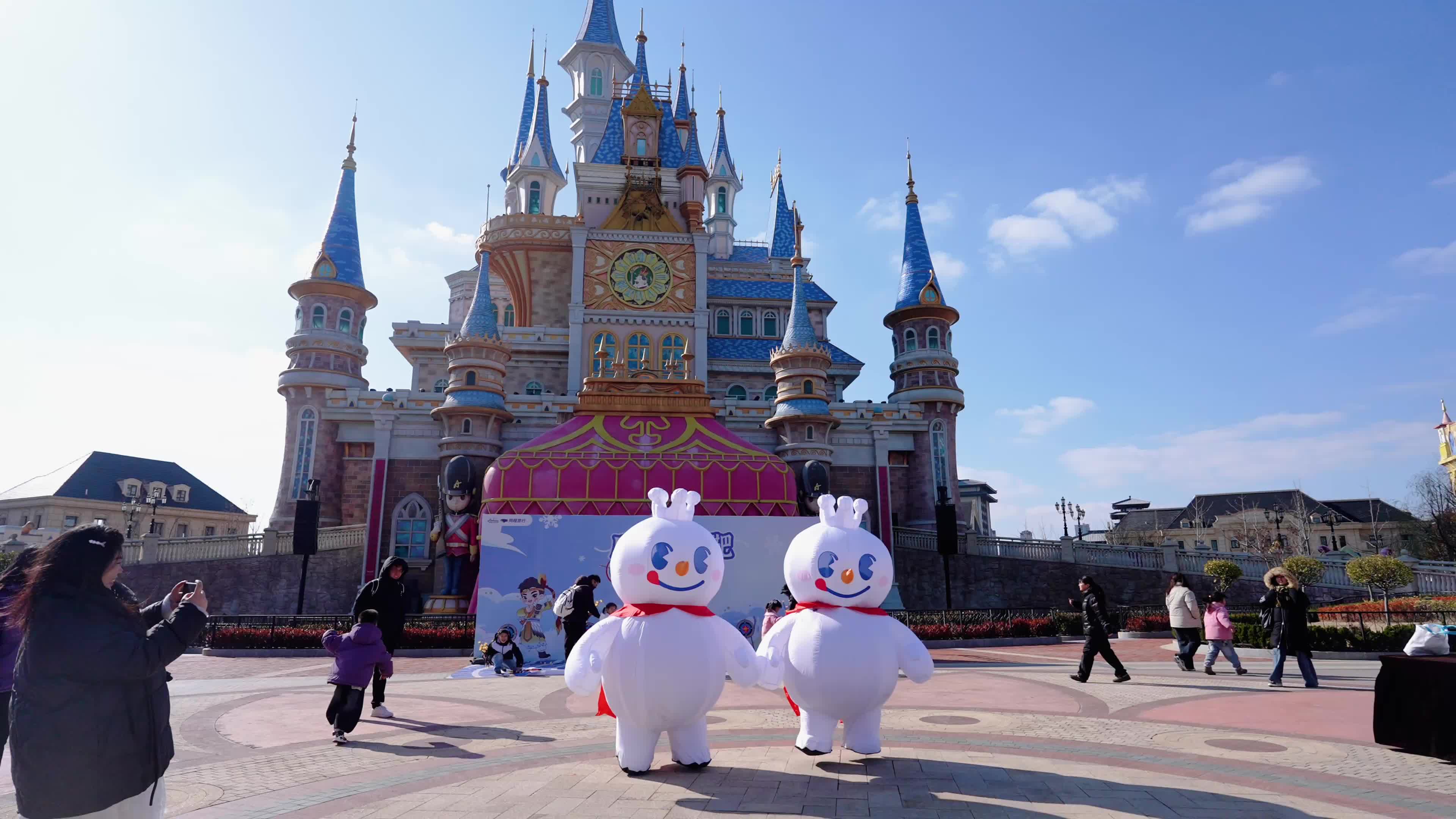 ...的冬日惊喜 速来打卡这场浪漫～#射阳安徒生童话乐园 #元旦#蜜雪冰城