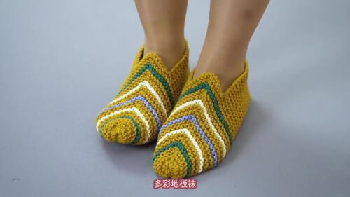 尖尖的像小船一样的毛线地板袜棒针编织而成简单好学
