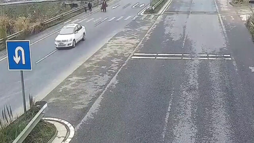 一个过马路不看路,一个开车不看人,引发的交通事故!