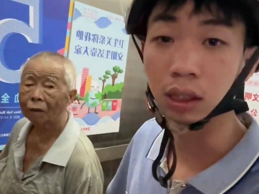 爷爷摆摊时突发不适疯狂呕吐,孙子吓到崩溃