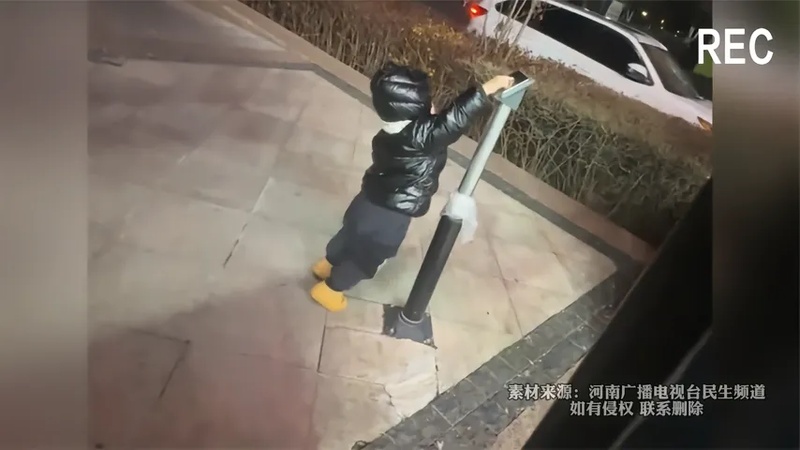 妈妈忘带门禁卡让儿子钻门缝开门,小孩哥一步一指令成功完成任务