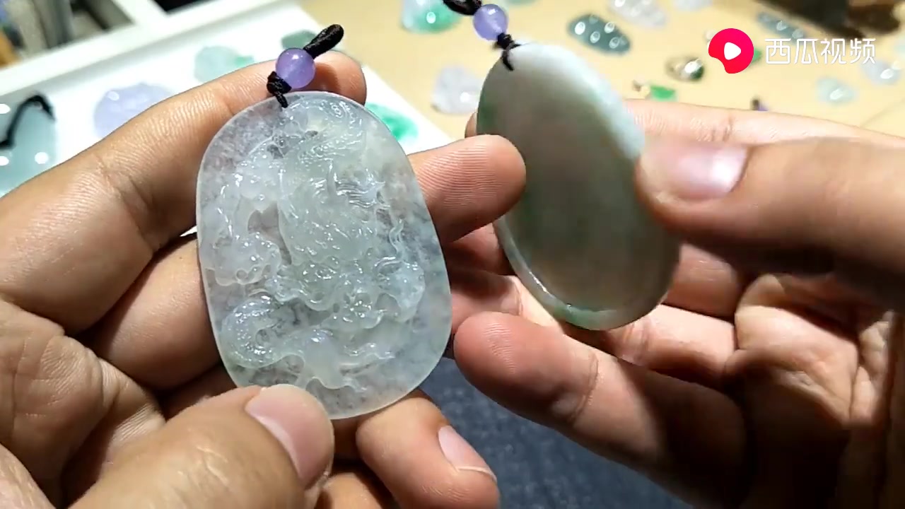 教你挑选好翡翠牌子一个冰种一个糯种，但是价格都没有过千