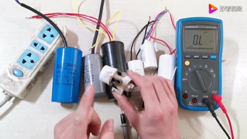 新手电工这样测量电容,真是艺高人胆大,难怪会炸伤手,涨见识了