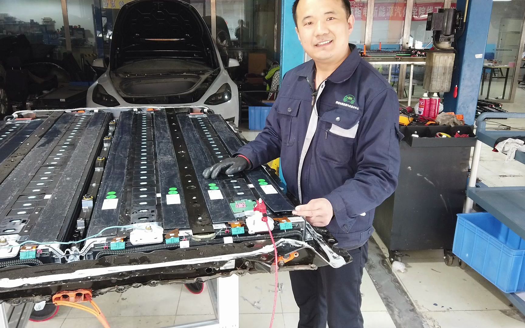 进口特斯拉Tesla Model 3电池包与国产特斯拉有啥区别?拆开看!