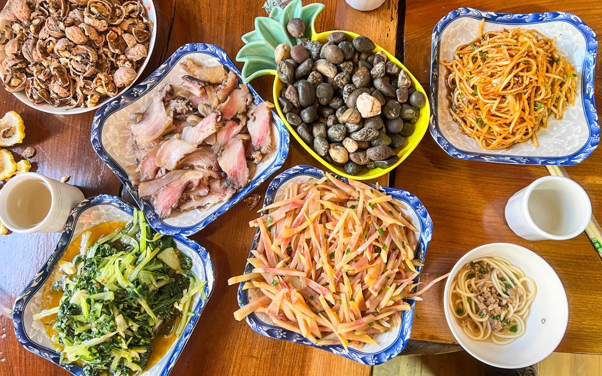 昌都自驾游,体验极为传奇的芒康加加面,向115碗纪录发起挑战