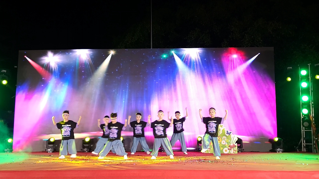 湛江市中英文学校一年级舞台剧《狐假虎威》