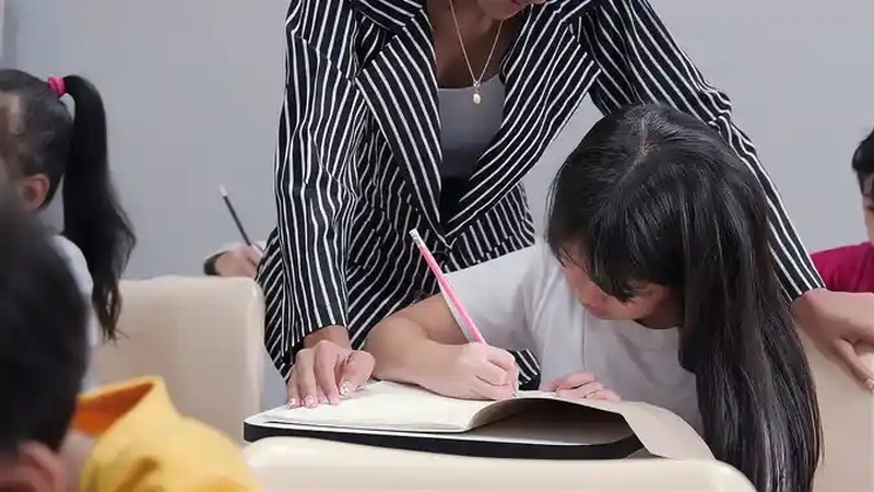 从交警贴单到教师惩戒:为何有效管理需要实权支撑