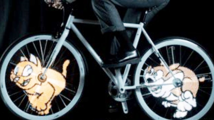 自行车装了这种东西,竟然能放动画片,今天可算长见识了