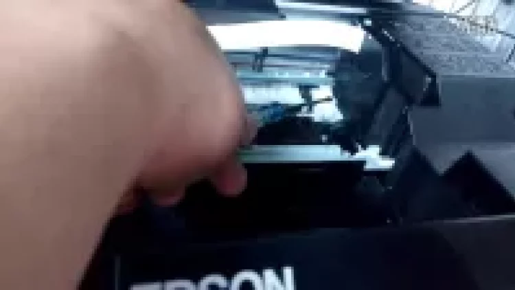 爱普生XP200安装连供第一步:教把机器里面的原装墨盒拿出来