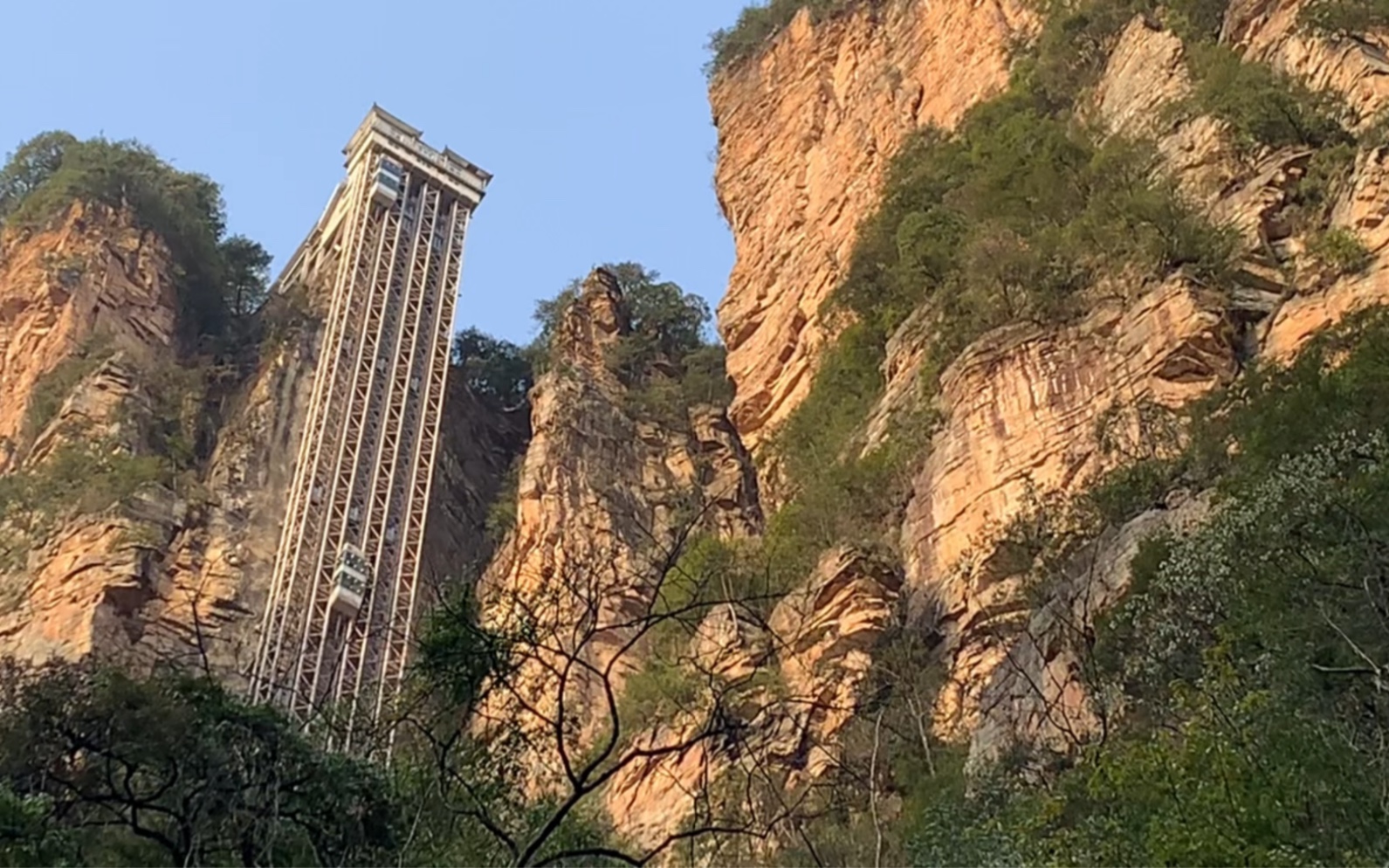 张家界国家森林公园"百龙天梯"最高户外电梯载入吉尼斯世界纪录。