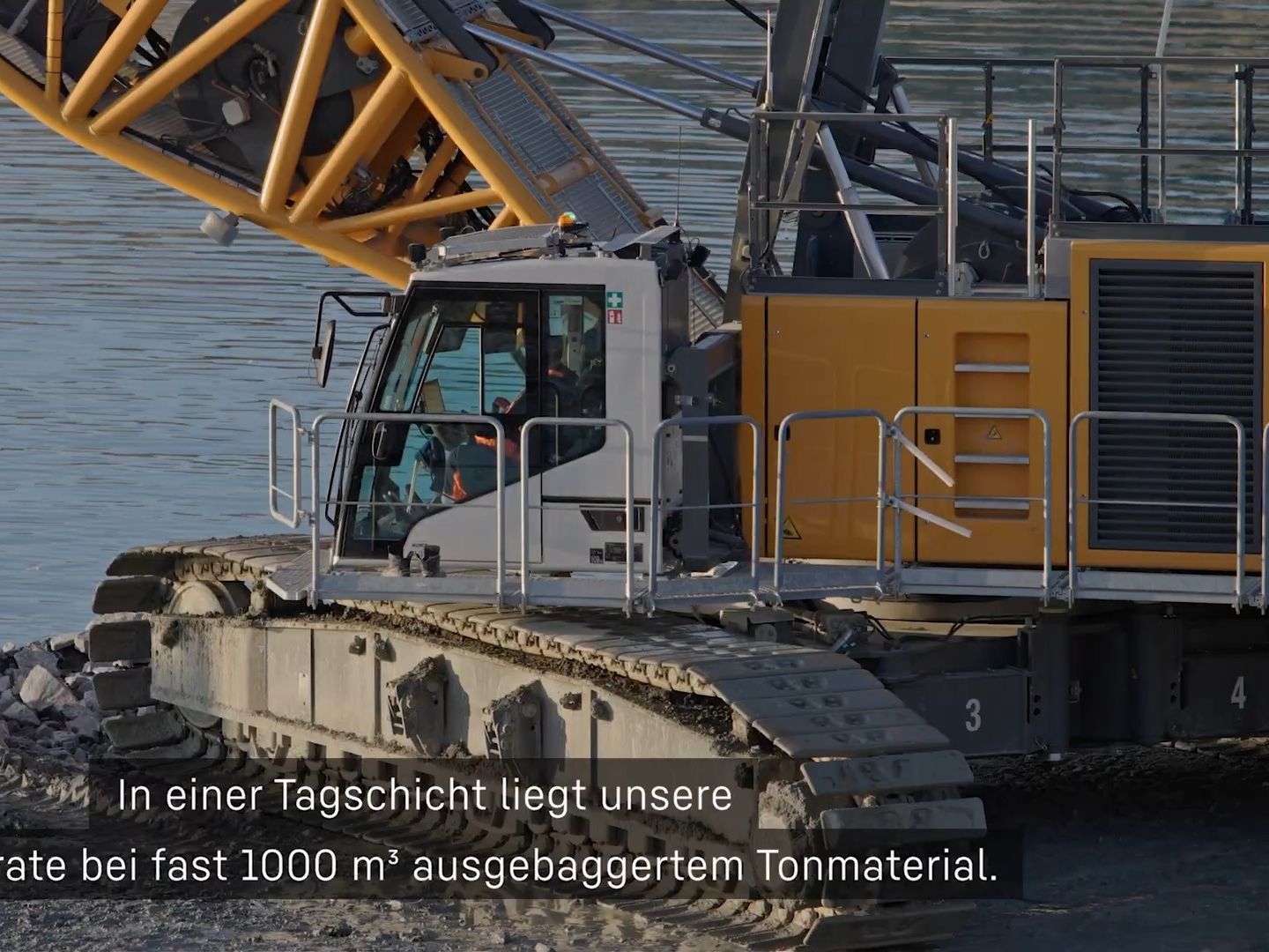 利勃海尔HS 8200履带式桁架臂起重机工作