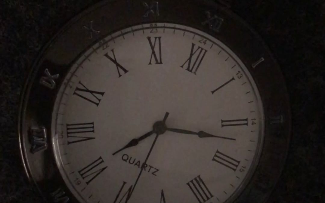 “听秒针转动的声音感受时间的流逝”