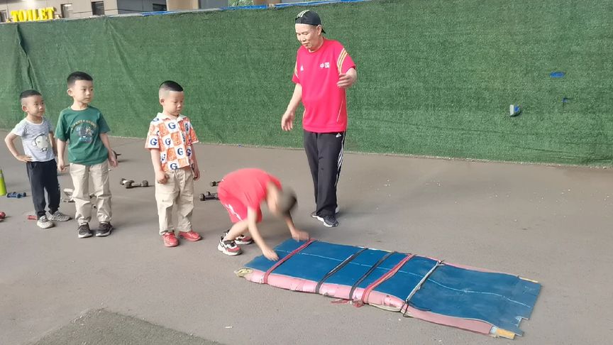 教小朋友前滚翻训练!
