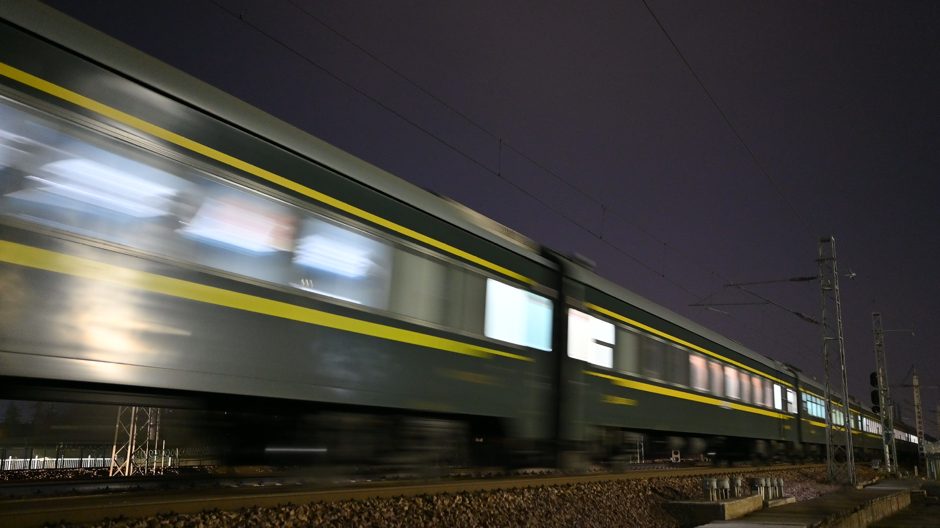 全路为数不多的韶山客二达速 SS7E牵引T197次列车通过