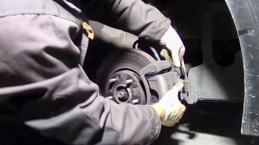 起亚OPTIMA前刹车片更换