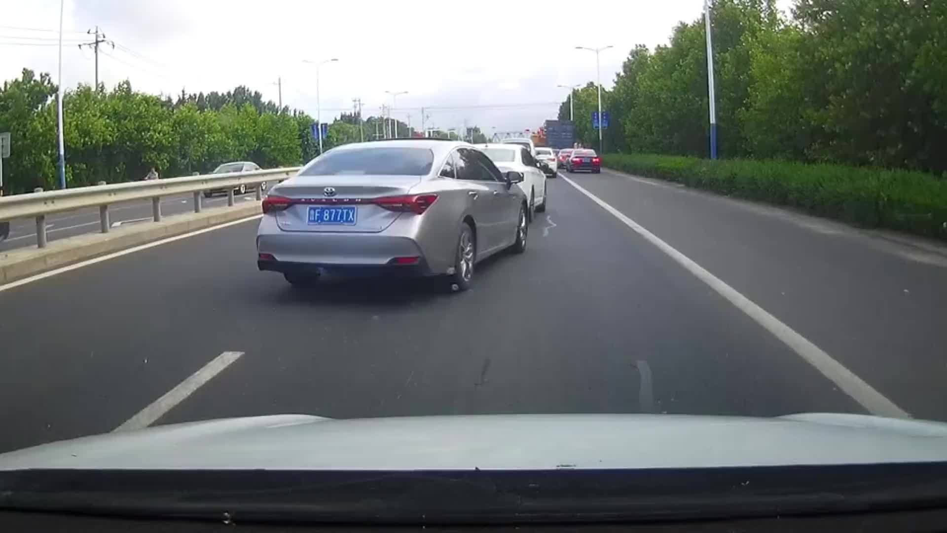 全网最详细:交替通行原则变道和借道的定义!
