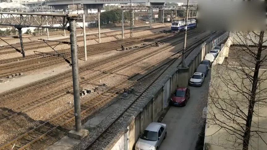 深圳开往苏州的K34次列车进南京站,南局鹰段DF11-0326牵引!