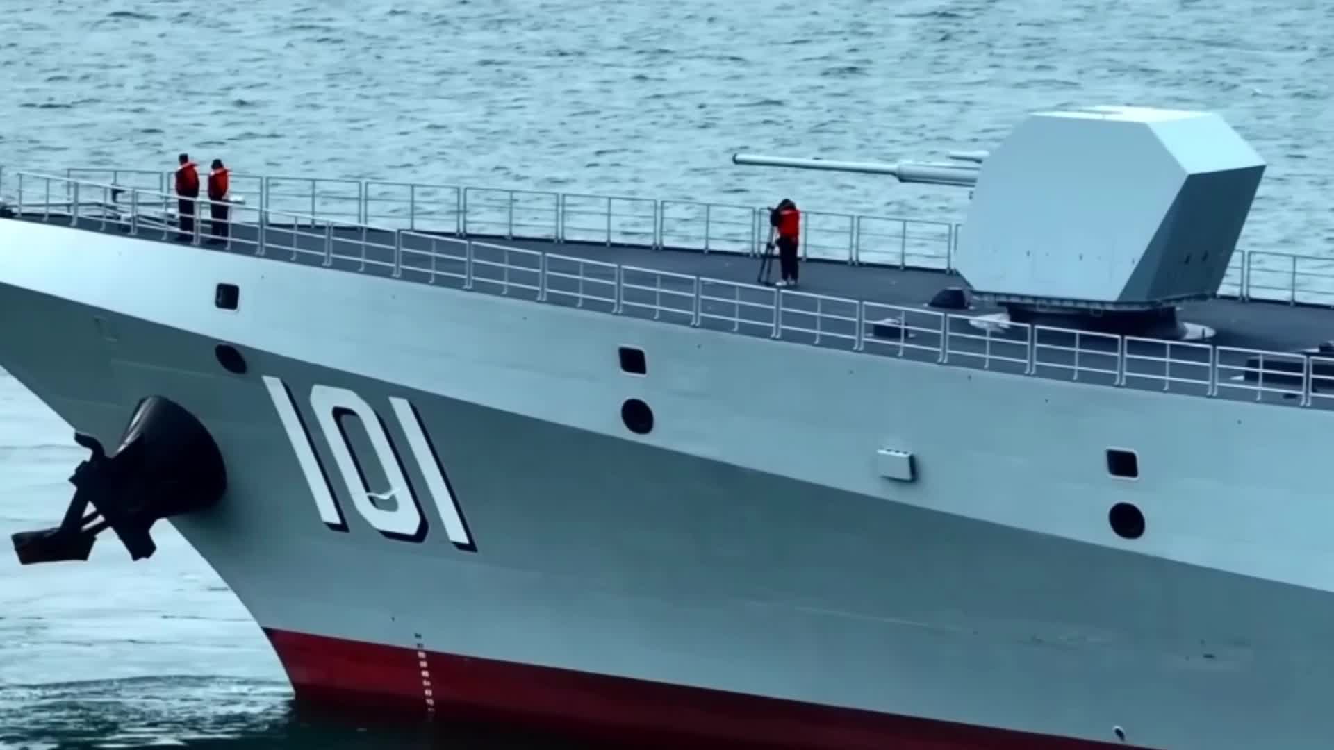 1.2万吨和6.5万吨的差距有多大?当055大驱和辽宁舰同框就明白了#...