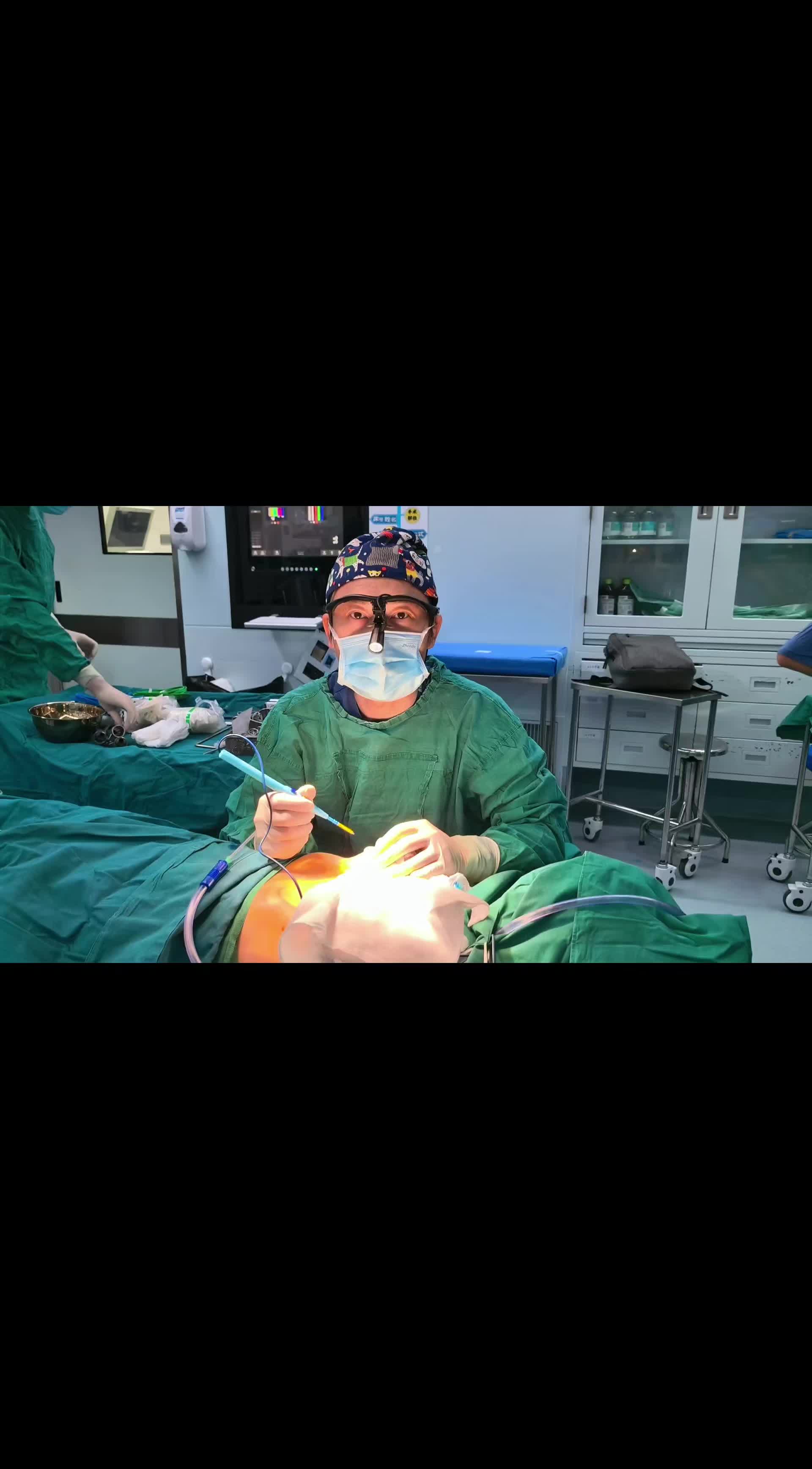 假体丰胸术后25年假体破裂,取出假体+包膜切除 假体丰胸术后25年...