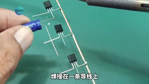 用3个三极管组建多谐振荡器,驱动3路LED灯,轮流发光闪烁