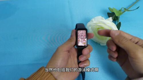 华为手环8游泳模式全攻略!3步开启水下运动,防水性能实测