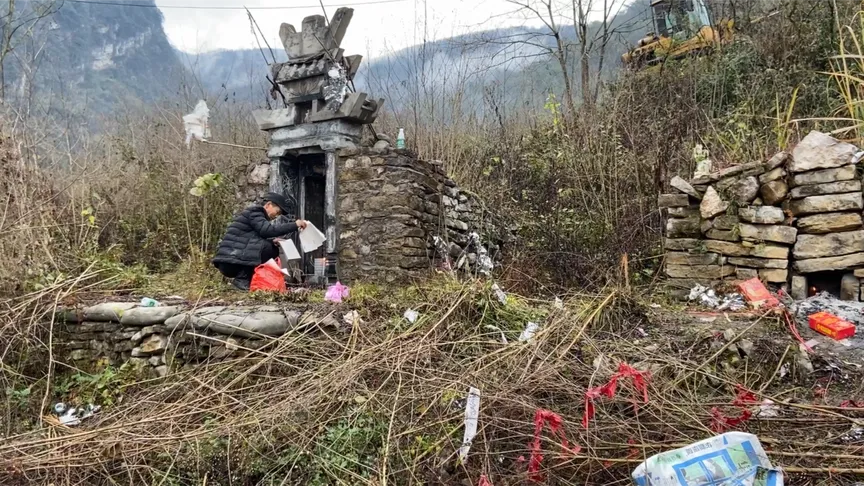 大年三十忙什么?湖南村民去上坟,这风俗张家界很常见