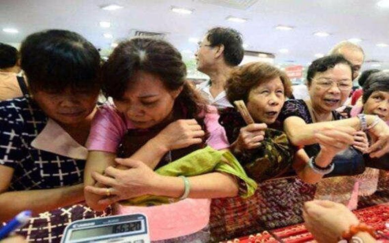 日本人把13亿吨烂蔬菜装进套套里卖,竟被民众抢疯,原因竟是.