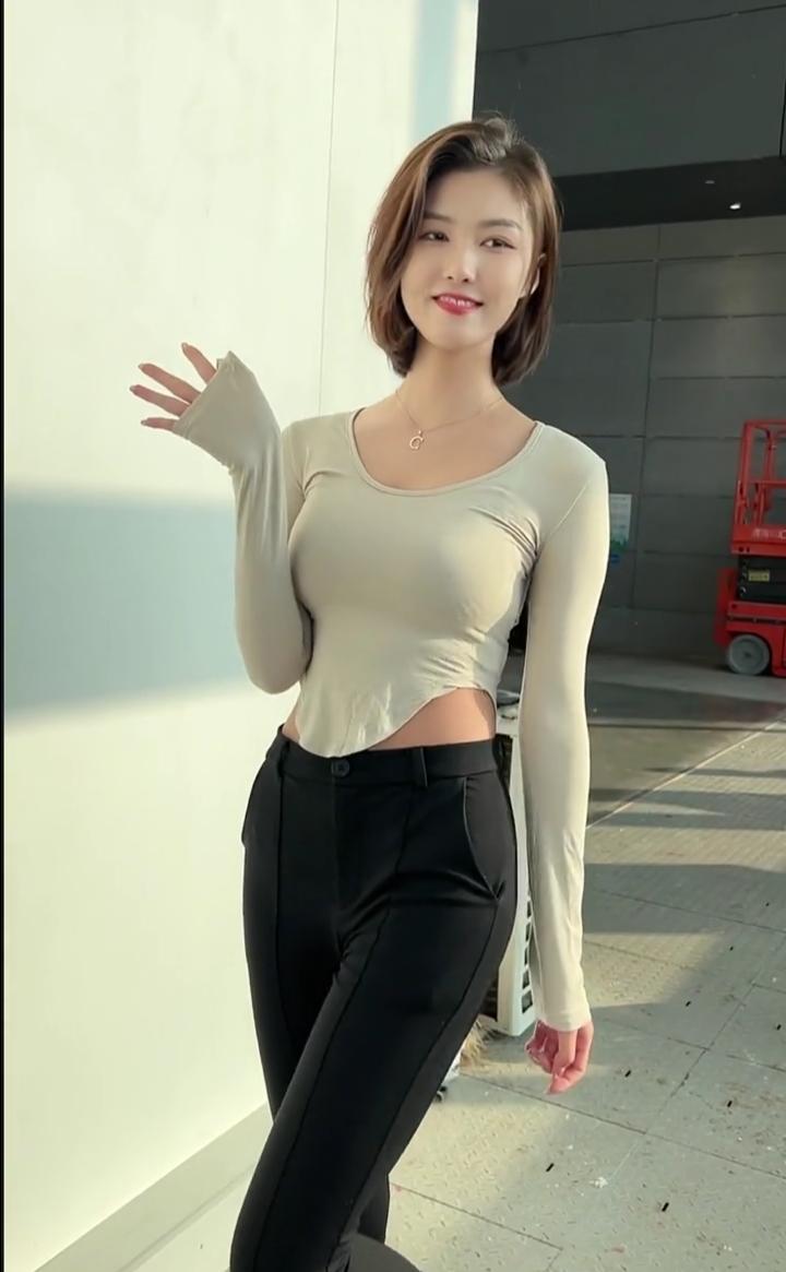 完美身材 气质美女 车模程儿#街拍# #美女# #穿搭#