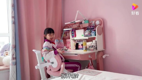 晨妤想拆叶罗丽卡片,妈妈让她全拆了,晨妤心疼了只拆了2包