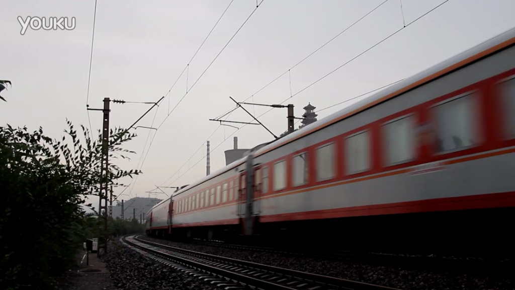 HXD3C牵引完全刷红25G列车Y506接近石景山站