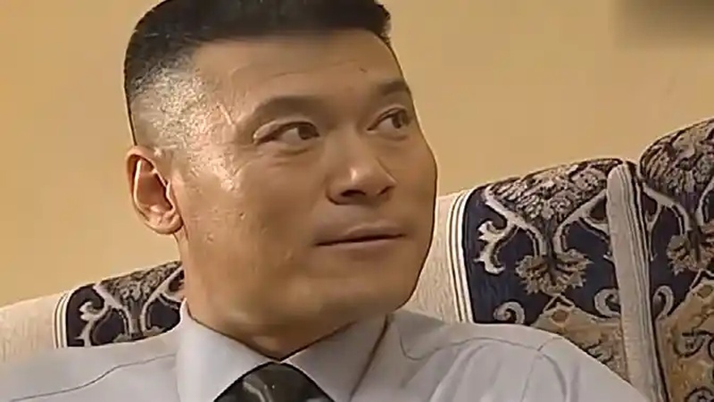 绝不放过你:黑老大常用包厢被人占,直接叫小弟进去赶人,好看了