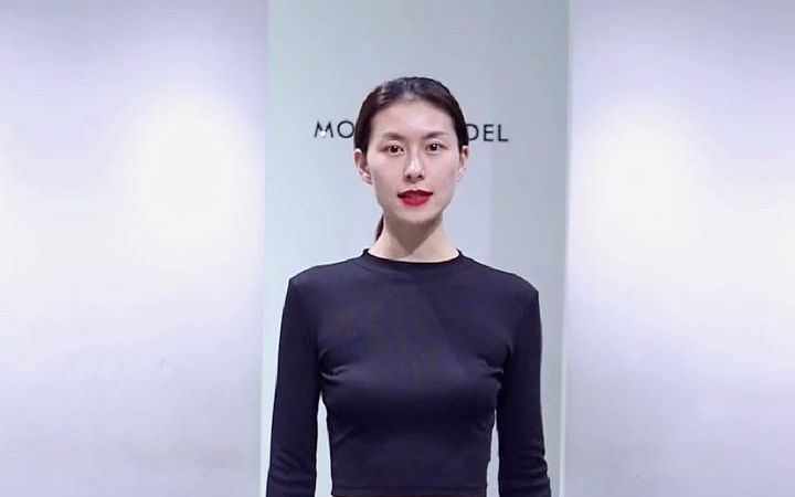 超模邓老师T台课堂---模特走姿三步分解,学会你也拥有超模气场!