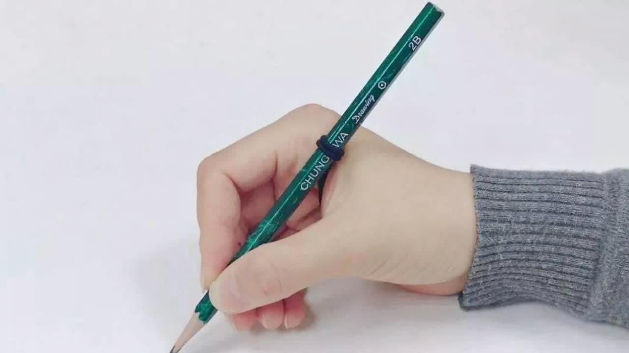 错误的握笔姿势,很难写好字,看完视频,赶紧纠正!