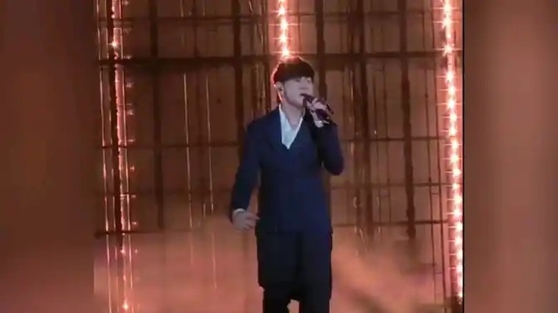 林俊杰新加坡演唱会再唱《浪漫血色》,全场震撼大合唱,真的泪目