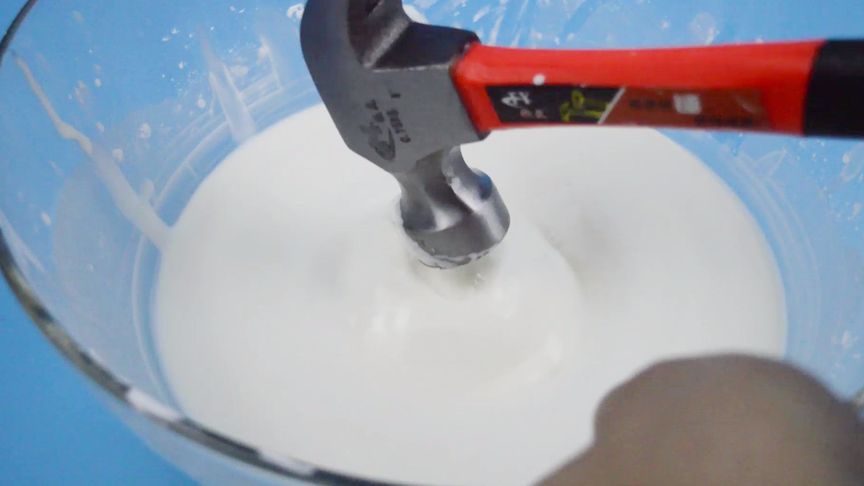 非牛顿流体的制作教程:只需1种厨房常见的材料,做法安全无硼砂