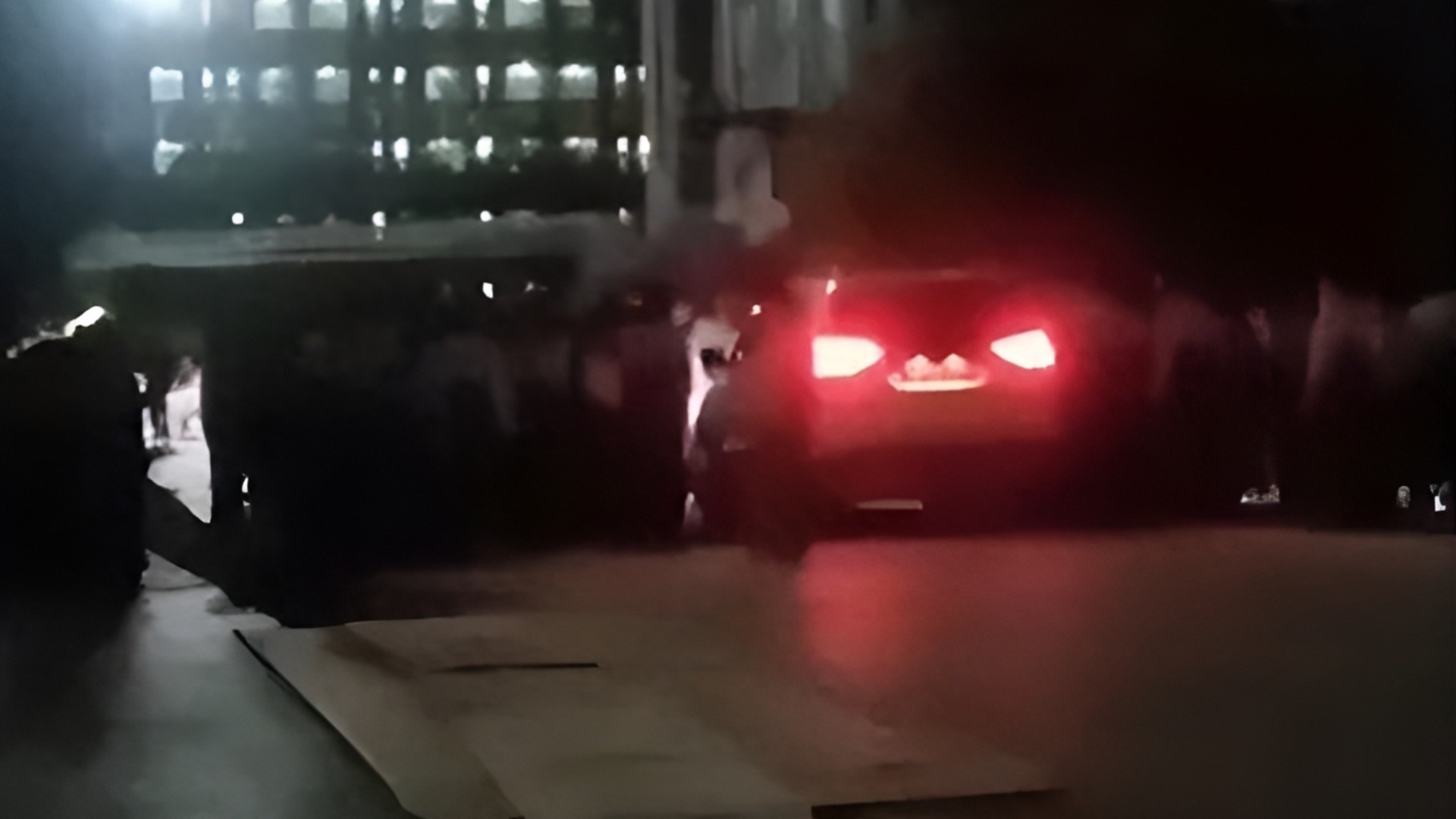(按条)校领导酒驾撞伤3名学生?校方回应:现在不是学生处主任