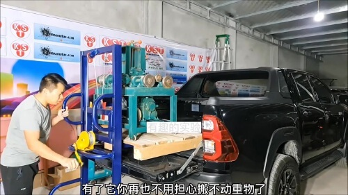 农村大叔仅用一些简单的材料,就制作出了非常实用的手动叉车。简直