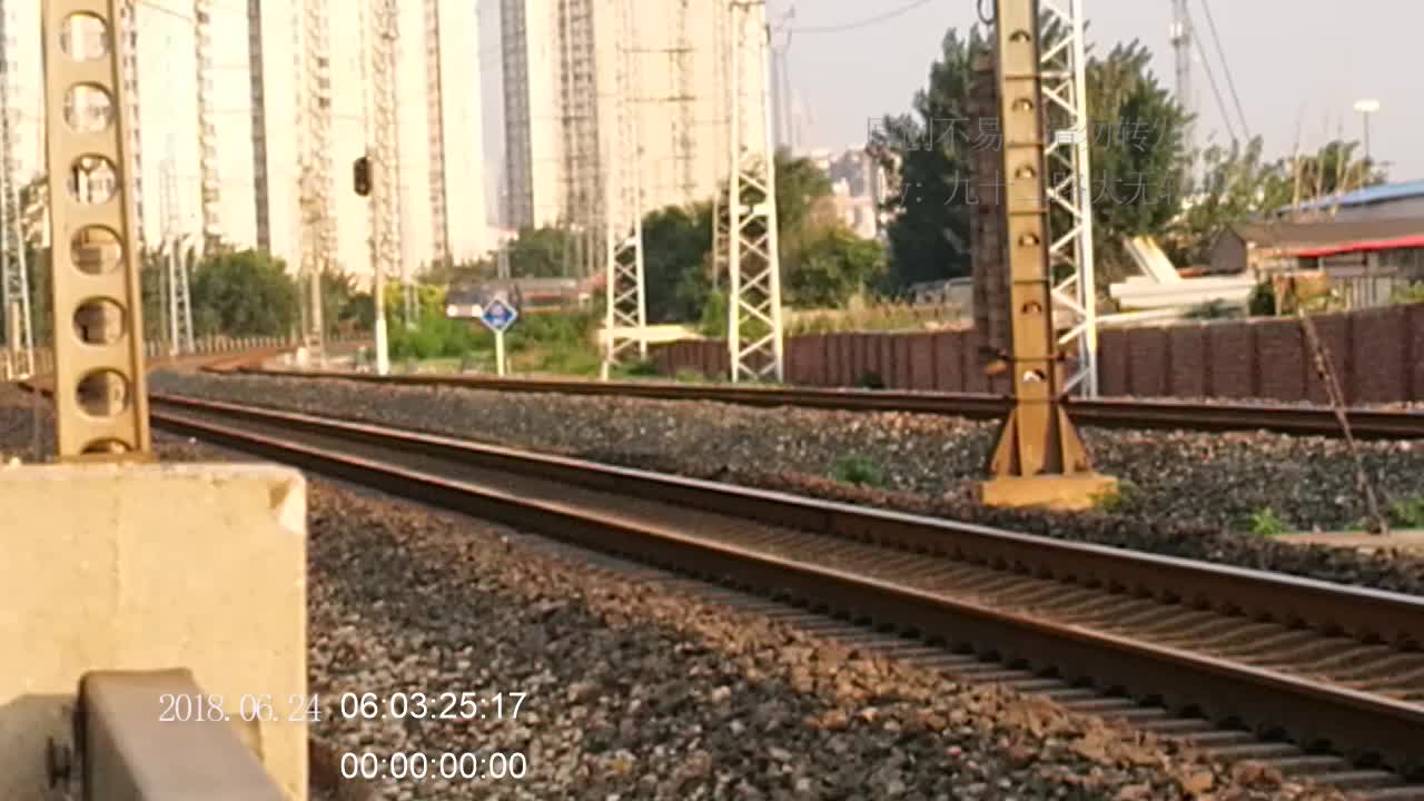 清晨的津山铁道k145公里,运城至唐山的k867次火车,从天津站开来