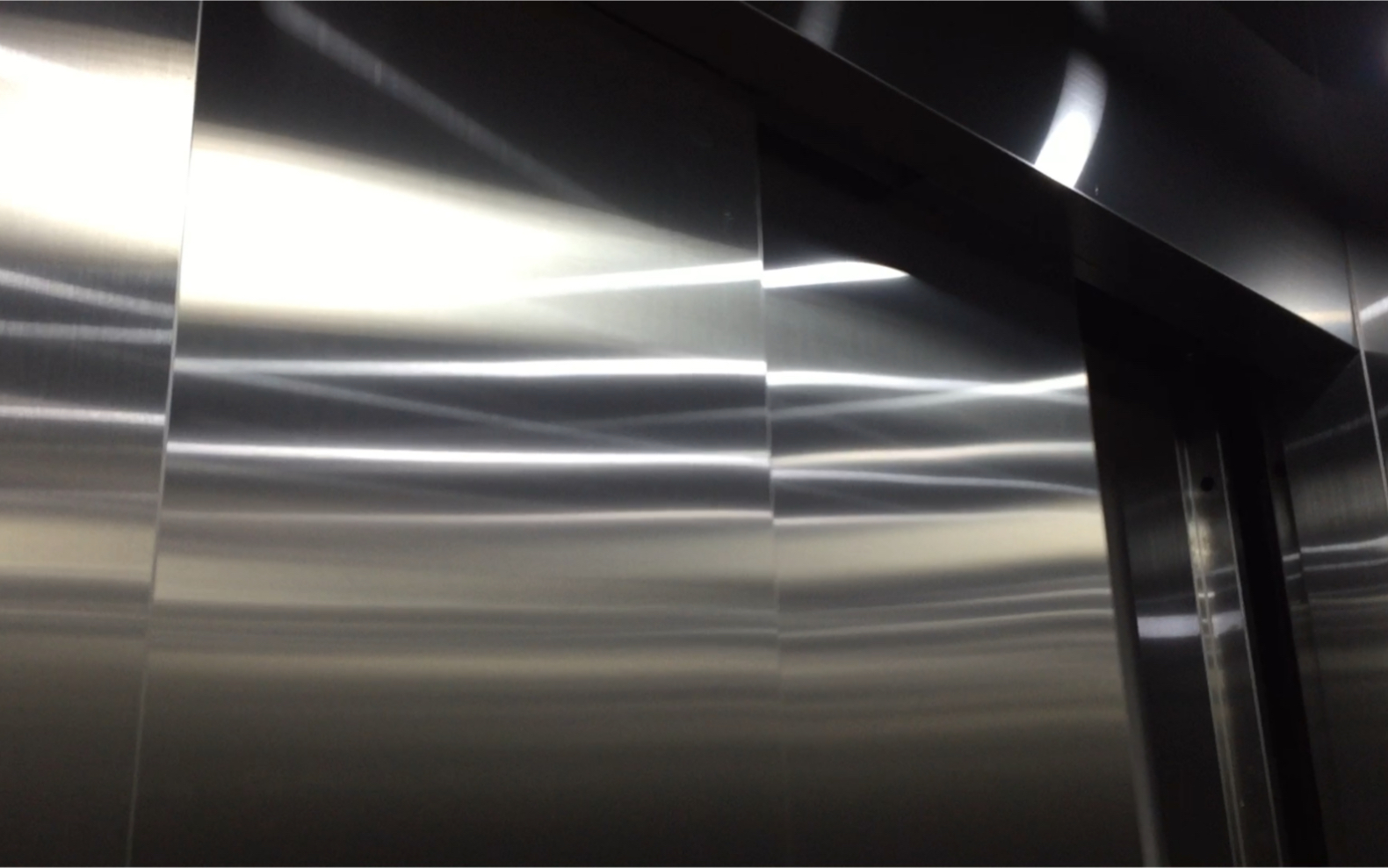 杂牌的旁开双折门电梯,你见过吗?