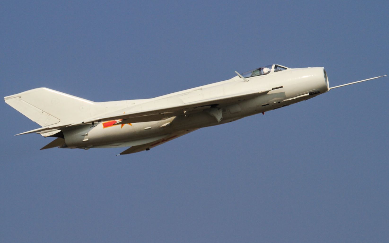 (怀旧剧场)我国沈阳飞机厂超音速喷气式战斗机“农夫”歼-6!致敬所有...